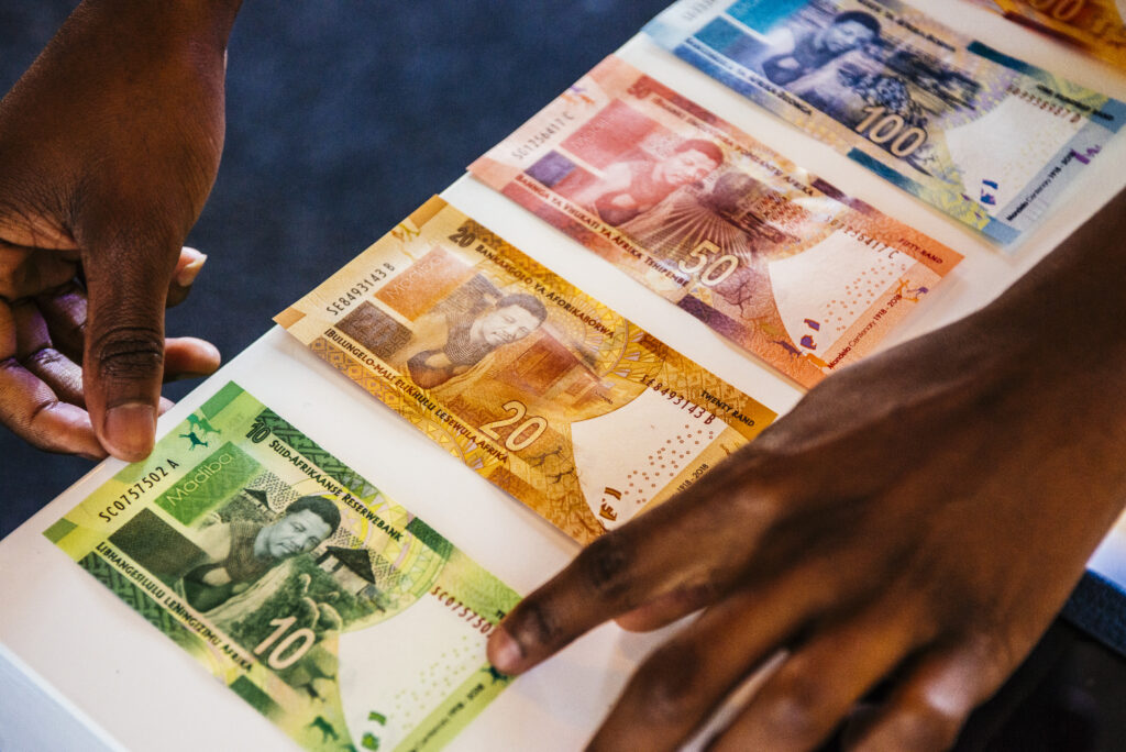 Foreign investors snap up SA’s bonds in yield search - Moneyweb