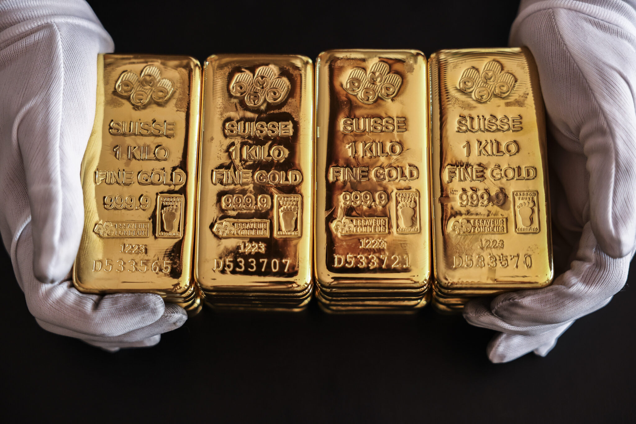 Gold powers toward $4 000 as US government shutdown drags on - Moneyweb