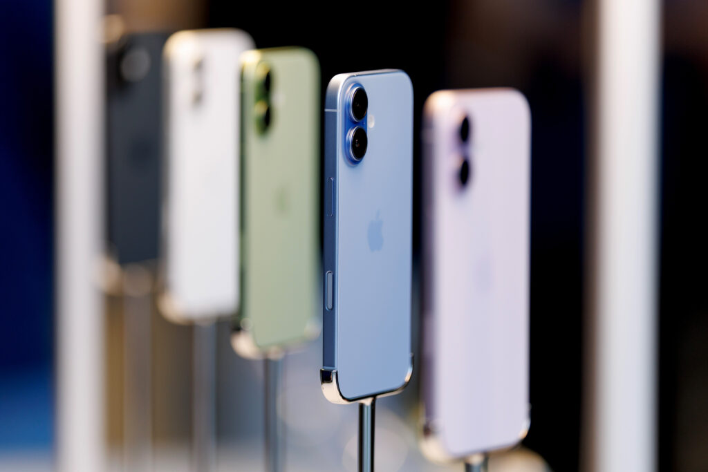 Apple’s new iPhone outsells previous model by 14% in US, China - Moneyweb