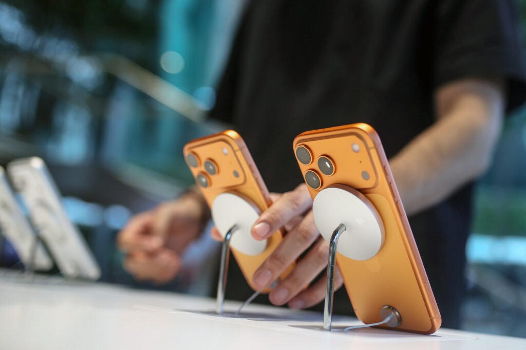 Apple set to become world’s top phone maker, overtaking Samsung - Moneyweb