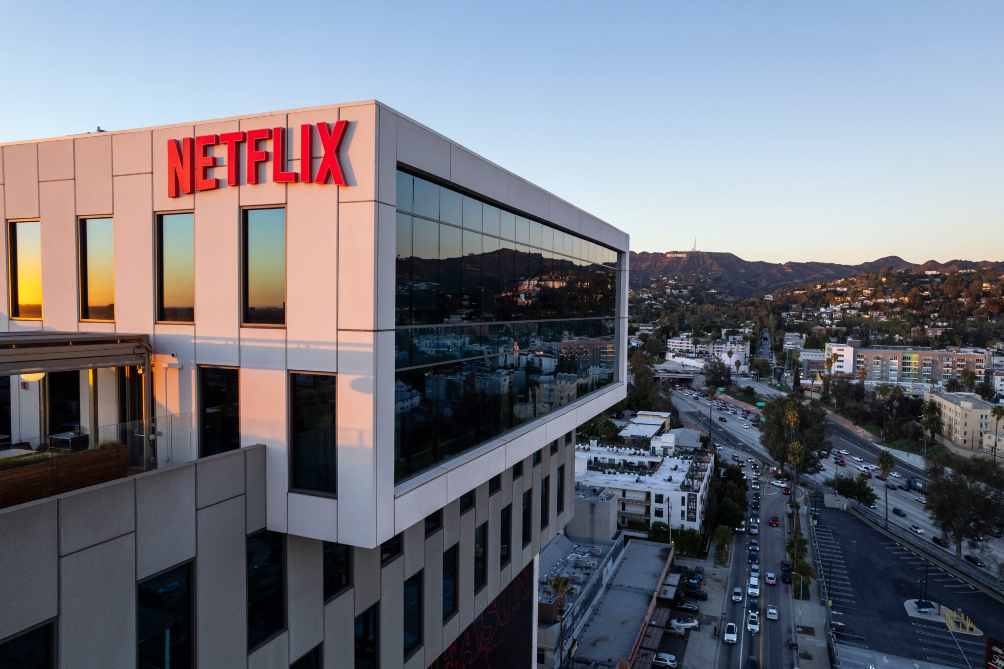 Netflix boosts bridge loan for Warner Bros deal to $42bn - Moneyweb