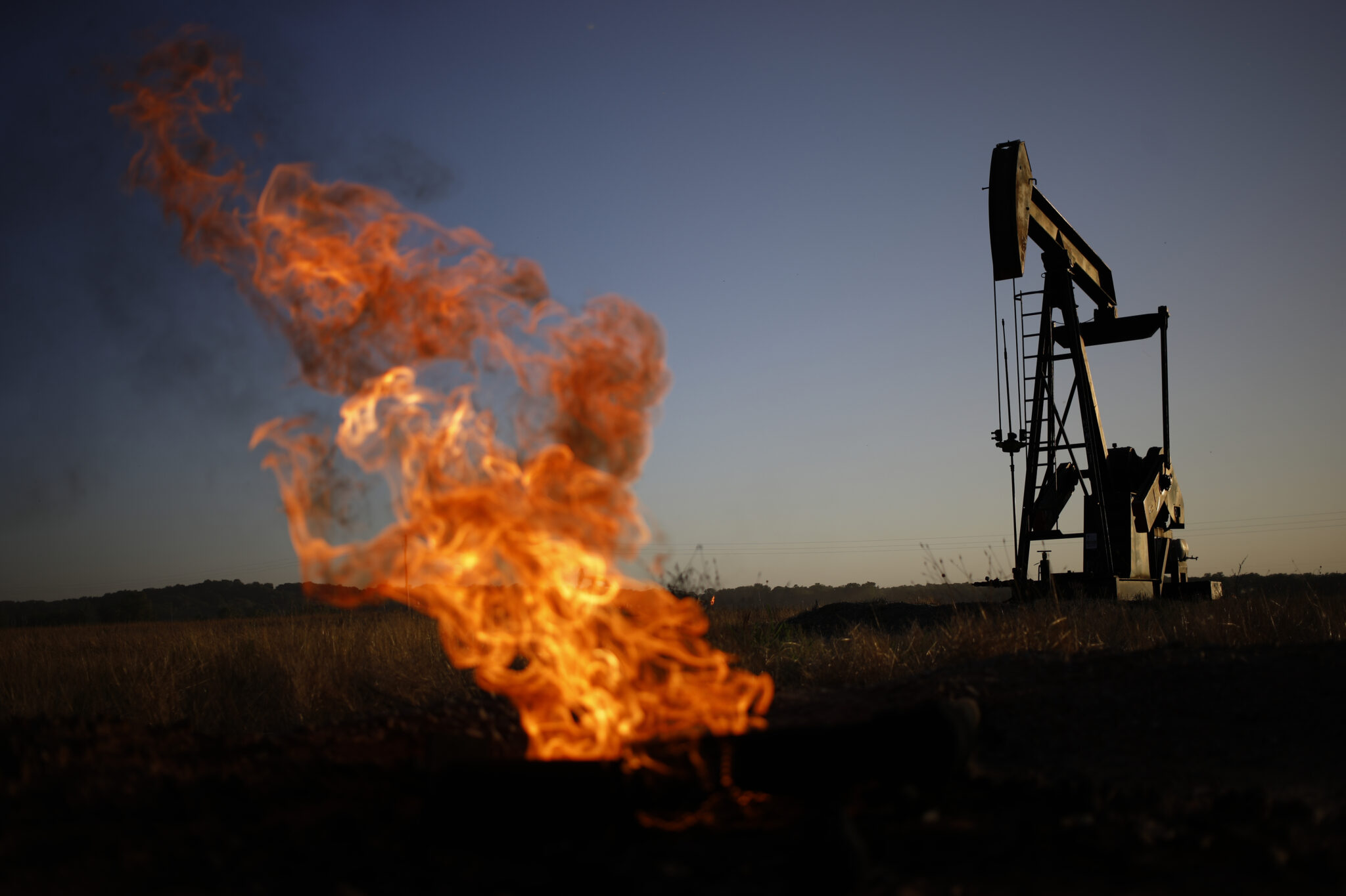 Oil eases from four-month high as traders monitor Iran risks - Moneyweb