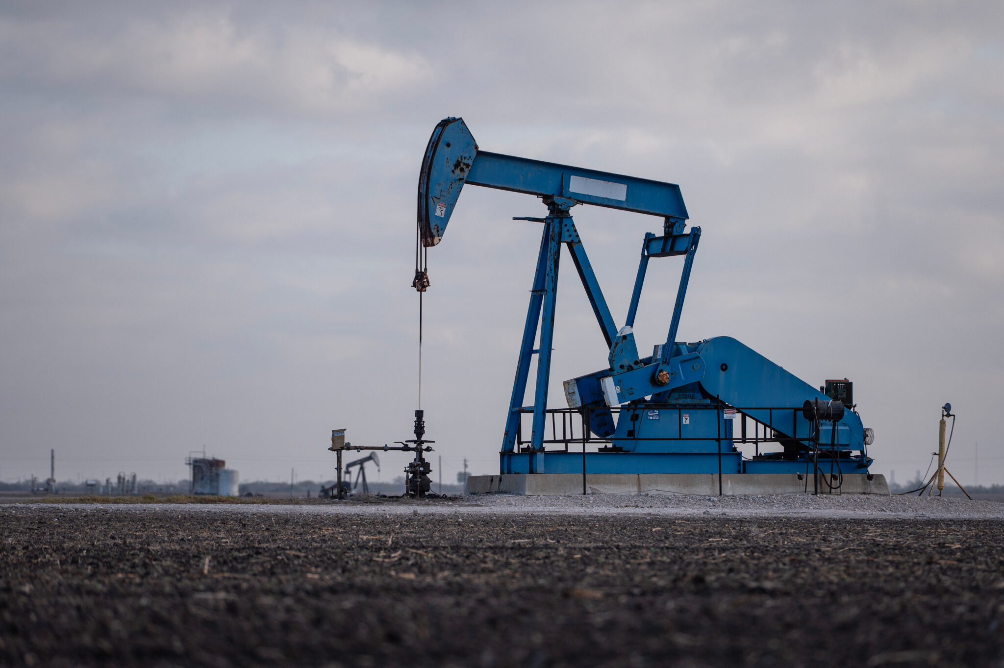 Oil powers to 17% weekly gain as Mideast war rips through market - Moneyweb