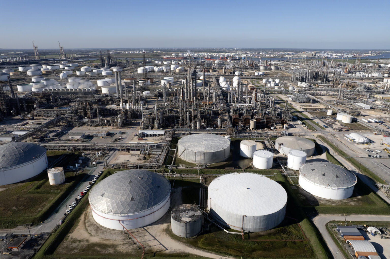 Oil extends decline after Trump says deal with Iran is close - Moneyweb