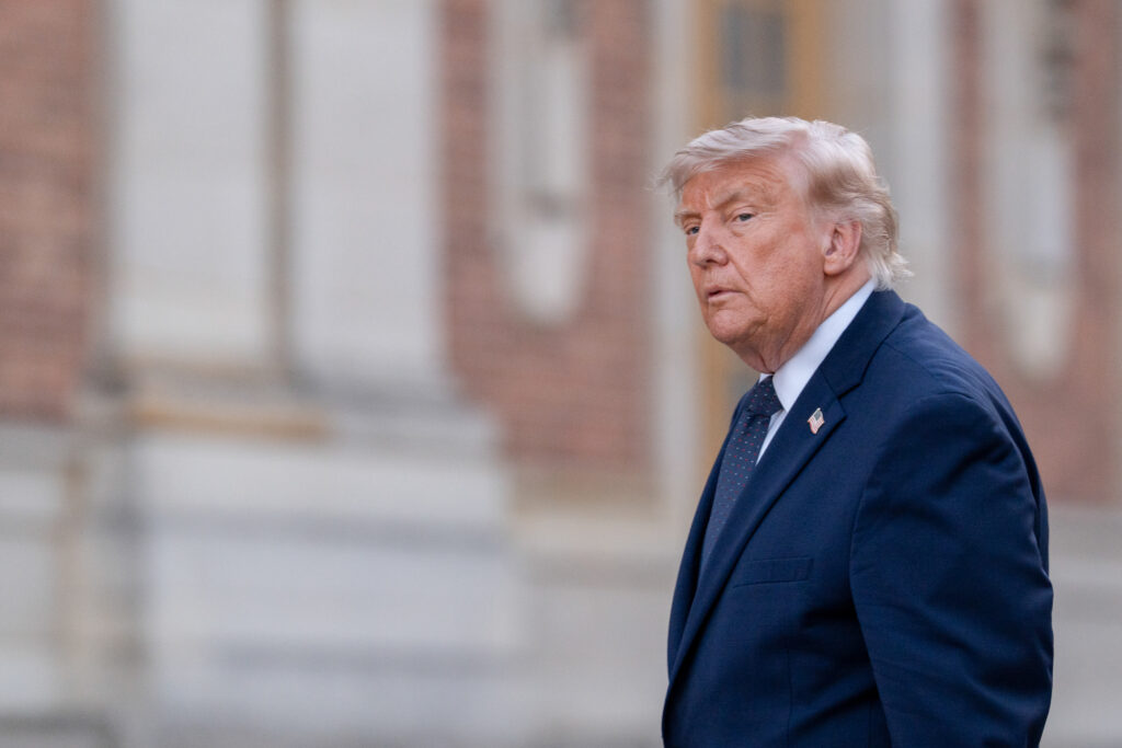 Trump teken ooreenkoms en olieprys daal - Moneyweb